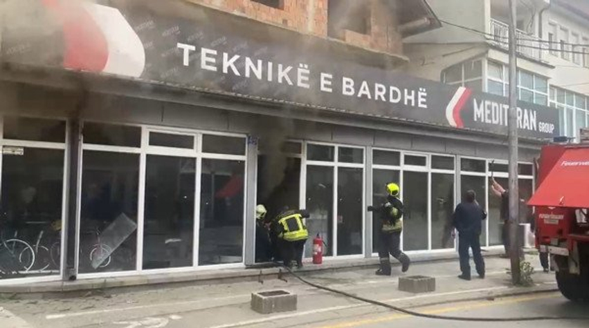 Digjet një dyqan i pajisjeve elektronike në Viti, intervenojnë ...
